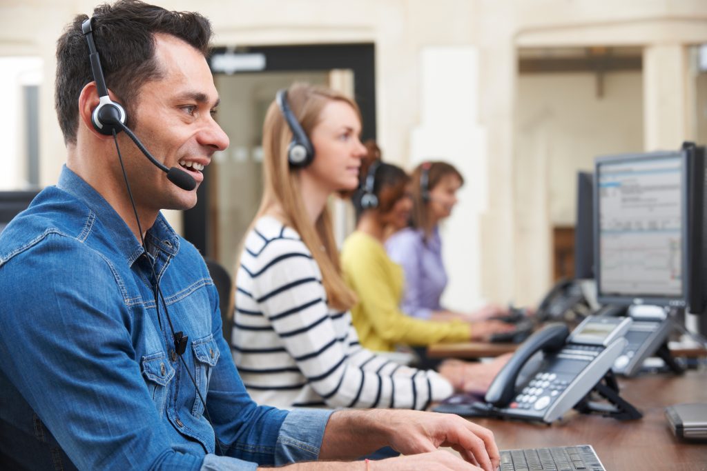 Traditional customer service vs new digital customer self-service